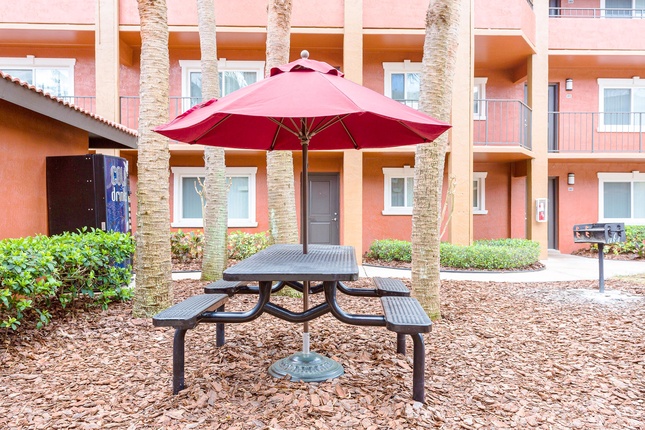 Monterey Lake Apartments in Orlando, FL | 1-2 Bed | McKinley